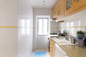 Apartamento Básico, 2 quartos, não fumadores | Cozinha privada | Minifrigorífico, um micro-ondas, um forno, uma placa de cozinha 