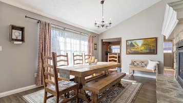 Casa Signature, varanda, vista para a montanha | Refeições no quarto