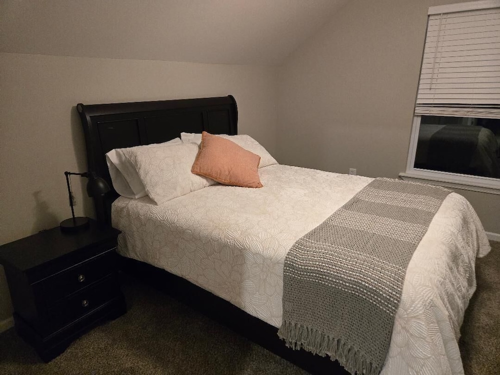 The Benjamin House, Quality and Comfortable Townhouse with small town ...