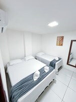 Quarto triplo standard | Ferros/tábuas de passar roupa, Wi-Fi de cortesia, roupa de cama