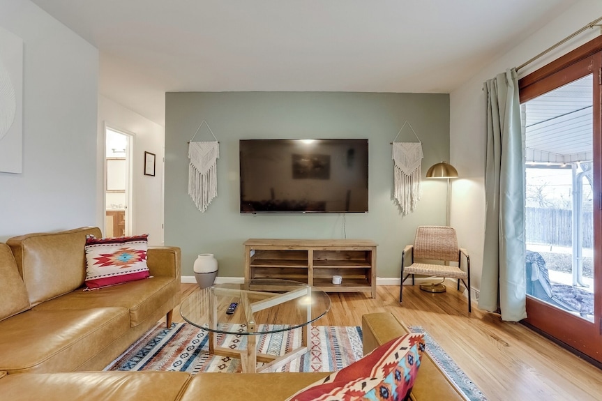 Massive House 10 Minutes From Downtow, King Beds, Hot Tub, Pool Table, 70in Tvs! - Westminster, CO