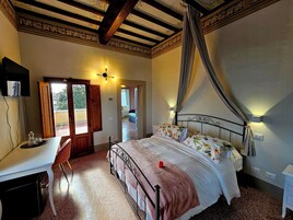 Quarto Quádruplo Standard, varanda | Secretária, Wi-fi grátis 