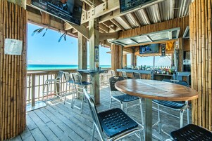Apartamento em Condomínio Fechado, várias camas (Surfside Resort #404) | Bar (no alojamento)