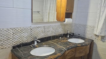Quarto casal standard | Banheiro | Produtos de toalete grátis, chinelos, sabonete, shampoo