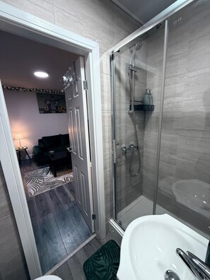 Apartamento | Casa de banho | Um polibã, toalhas fornecidas, papel higiénico 