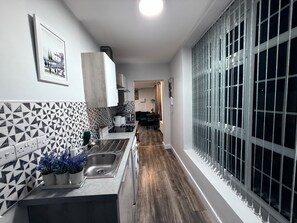 Apartamento | Cozinha privada | Um frigorífico, um micro-ondas, um forno, uma placa de cozinha 