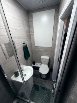 Apartamento | Casa de banho | Um polibã, toalhas fornecidas, papel higiénico 