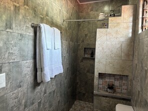 Quarto clássico | Banheiro | Chuveiro, toalhas de banho, sabonete, shampoo