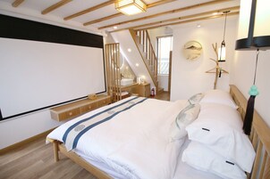 Quarto com cama, cabeceira de madeira, mesa de cabeceira e janela.