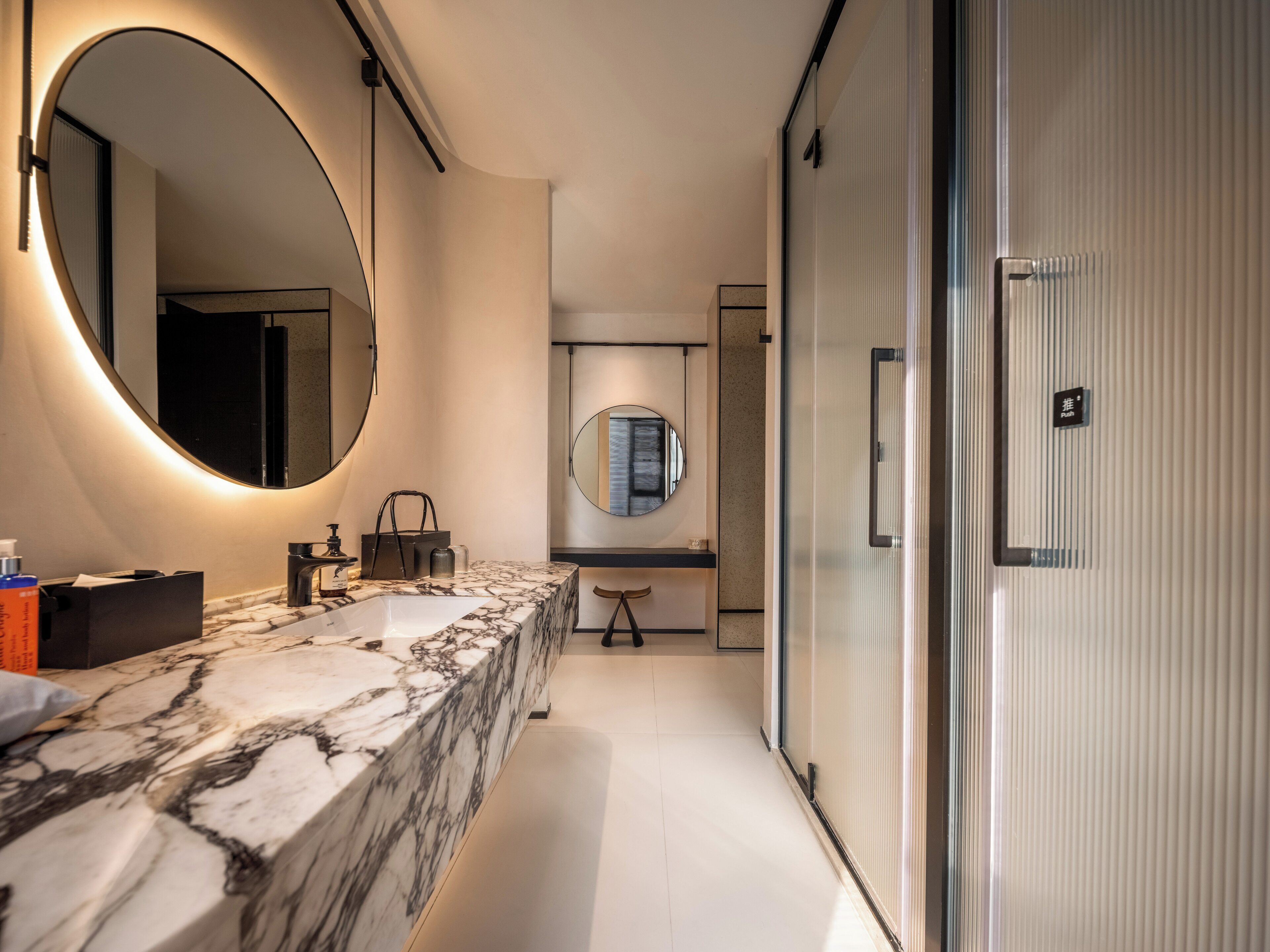 Quarto casal romântico | Banheiro | Secador de cabelo, chinelos, toalhas de banho, sabonete