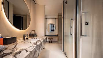 Quarto casal romântico | Banheiro | Secador de cabelo, chinelos, toalhas de banho, sabonete