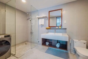 Apartamento | Banheiro | Chuveiro, produtos de toalete grátis, secador de cabelo, chinelos