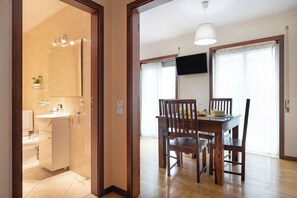 Apartamento Tradicional, 2 quartos, não fumadores | Sala de estar | TV de ecrã plano