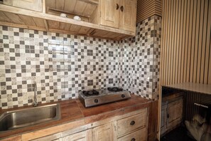 Quarto Duplo Deluxe | Cozinha privada | Utensílios de cozinha
