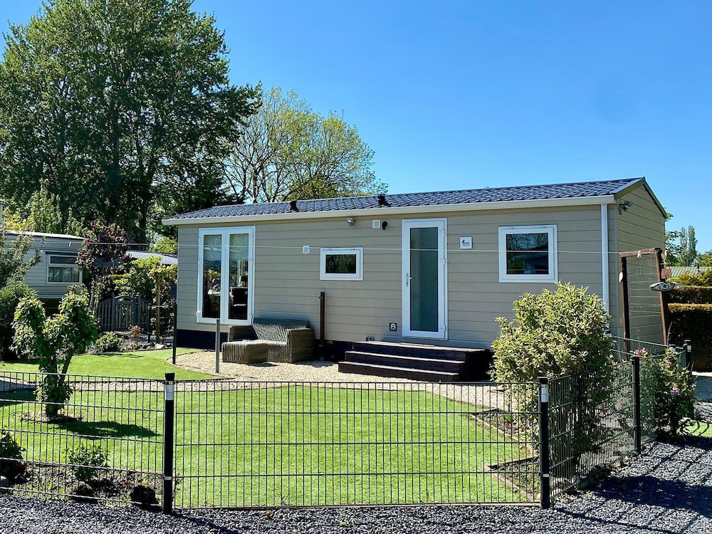 Chalet In Tzummarum Near Frisian Countryside - Friesland