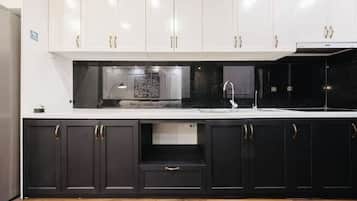 Apartamento Superior, 1 quarto, cozinha, Vista para a cidade | Cozinha privada | Um frigorífico, um micro-ondas, uma placa de cozinha