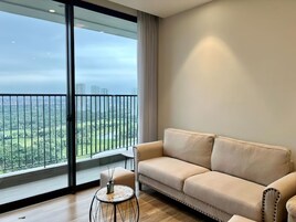 Apartamento Superior, 2 quartos, cozinha, Vista para a cidade | Sala de estar | Televisor de 35 polegadas com canais digitais 