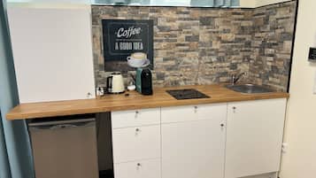 Estúdio Standard, vista para o pátio | Cozinha privada | Uma máquina de café expresso, uma cafeteira/bule, uma chaleira elétrica