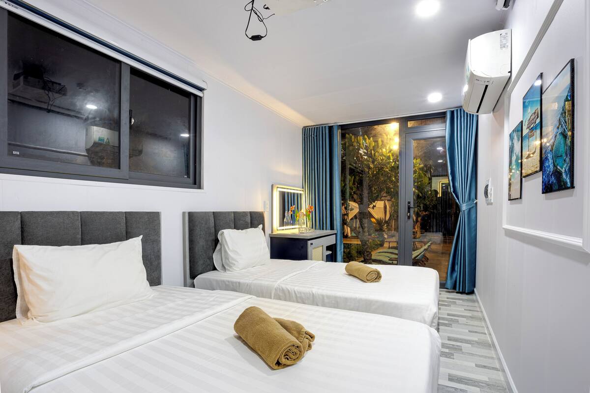 Quarto Duplo ou Twin Deluxe, vista parcial para o mar, em frente à praia | 1 quarto, quartos insonorizados, Wi-fi grátis, roupa de cama fornecida