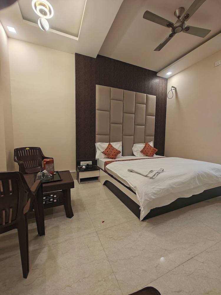 Hotel Pink City - Sikar