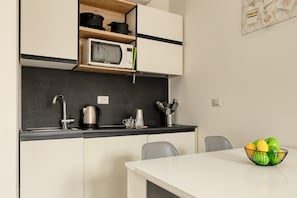 Estúdio, varanda | Cozinha privada | Uma chaleira elétrica, mesas de jantar 