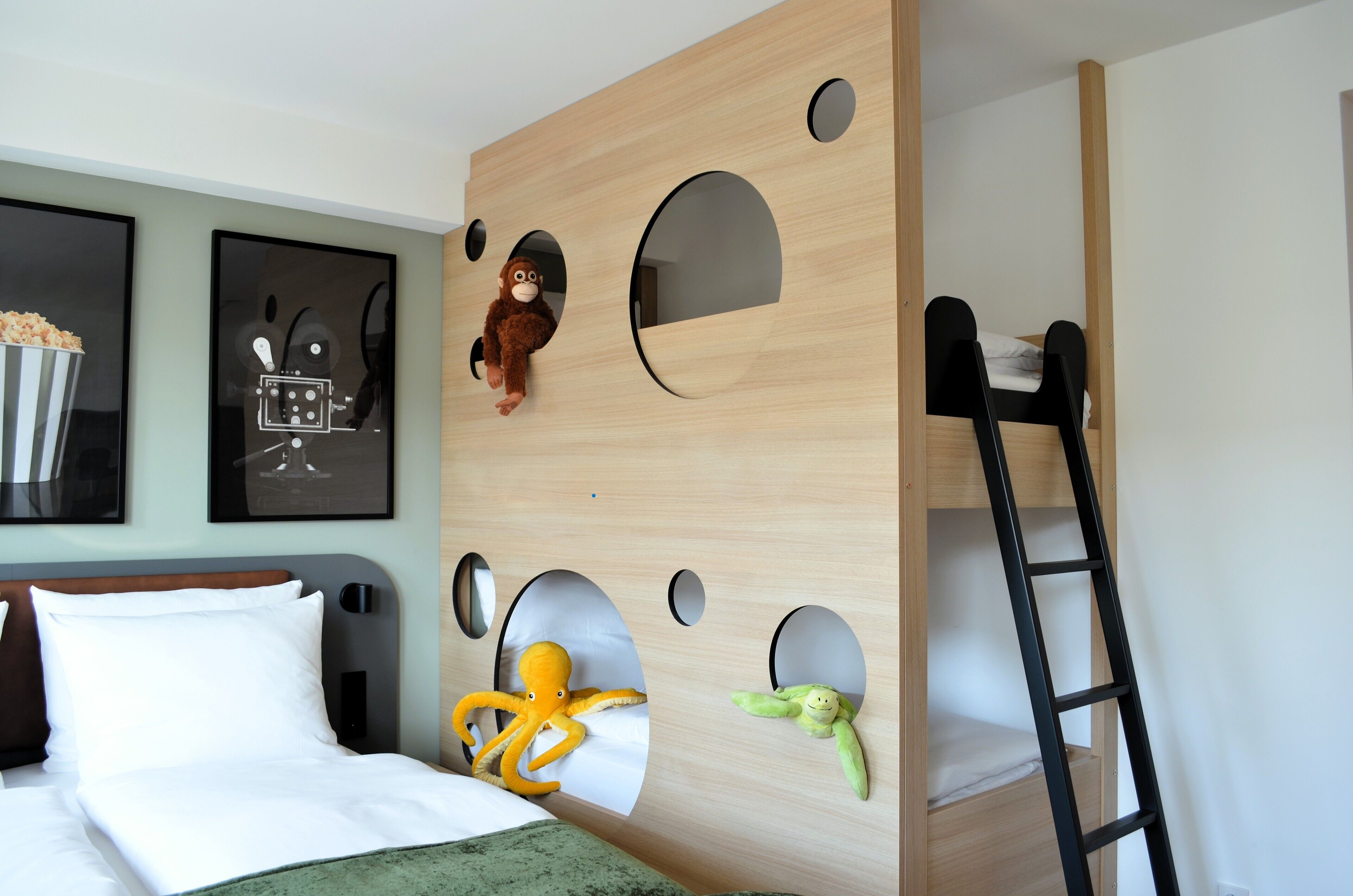 Cofres nos quartos, espaço de trabalho para notebook, cortinas blackout