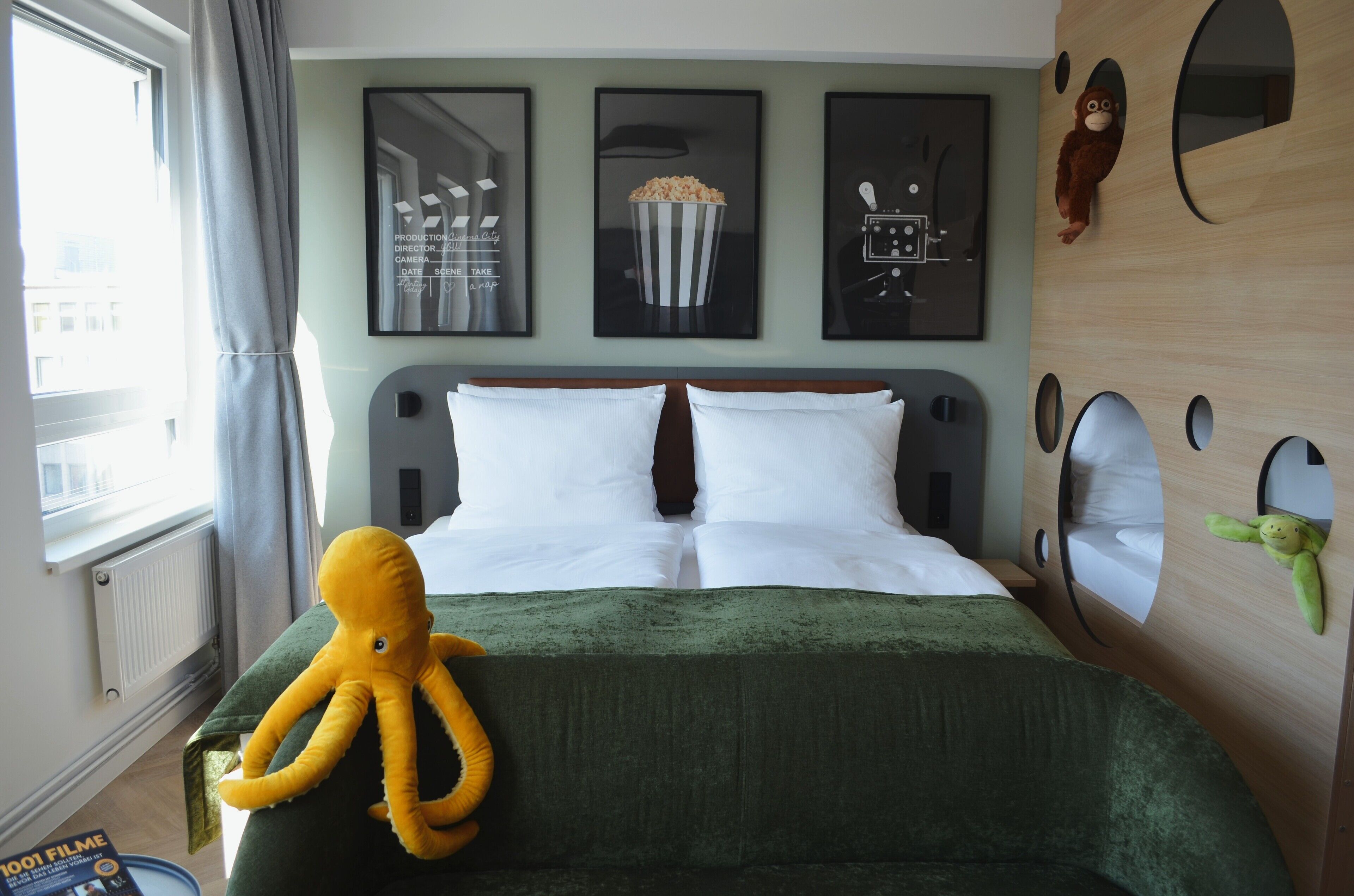 Quarto quádruplo família, vista para a cidade | Cofres nos quartos, espaço de trabalho para notebook, cortinas blackout