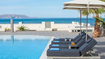 Piscina externa sazonal, funciona das 9h às 19h, guarda-sóis