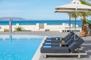 Piscina externa sazonal, funciona das 9h às 19h, guarda-sóis