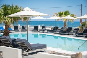 Piscina externa sazonal, funciona das 9h às 19h, guarda-sóis