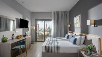 Cofres nos quartos, espaço de trabalho para notebook, cortinas blackout