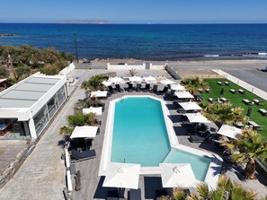 Piscina exterior sazonal, da(s) 9:00 à(s) 19:00, guarda-sóis 