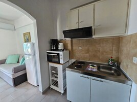 Apartamento | Cozinha privada | Um frigorífico, um forno, uma placa de cozinha, uma chaleira elétrica