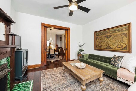 Casa de Férias, 2 camas queen-size, cozinha, vista para o jardim (German Charm 2) | Sala de estar | Televisor de ecrã plano de 42 polegadas com canais digitais 