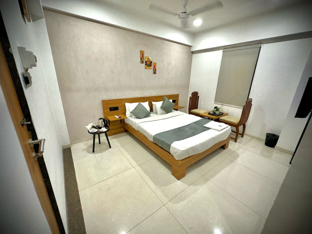 Pearl Retreat Hotel - Surat