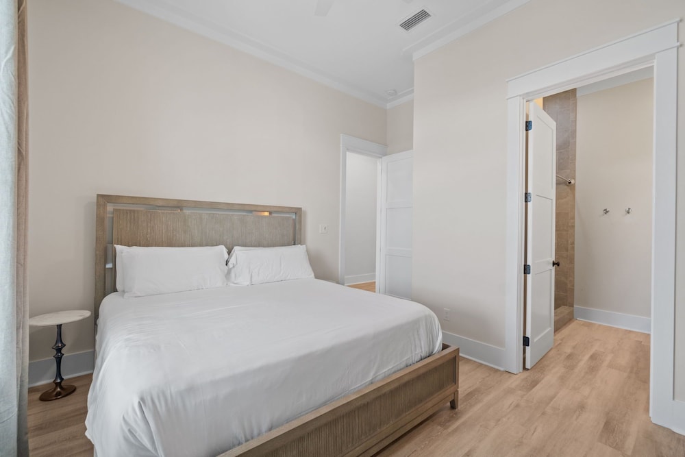 Brand New Beachfront Build, Private Pool, Pet-Friendly, Secluded ...