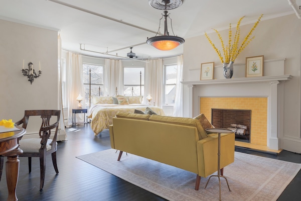 Quarto romântico, 1 cama King (Room 4) | Escrivaninha, ferros/tábuas de passar roupa, Wi-Fi de cortesia