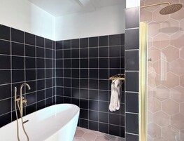 Quarto Deluxe, 1 cama queen-size (Room 5) | Casa de banho | Uma combinação polibã/banheira, um secador de cabelo, chinelos 