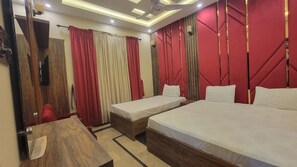 Quarto casal luxo, vista para a cidade | Quartos à prova de som, ferros/tábuas de passar roupa, Wi-Fi de cortesia