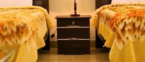 Quarto casal luxo, vista para a cidade | Quartos à prova de som, ferros/tábuas de passar roupa, Wi-Fi de cortesia