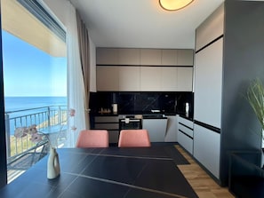 Apartamento Comfort, varanda, vista para o mar | Cozinha privada | Um frigorífico/congelador grande, um forno, uma placa de cozinha 