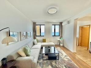 Apartamento Familiar, piscina privativa, vista para o mar | Sala de estar | Televisor LCD 