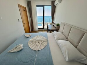 Apartamento Familiar, piscina privativa, vista para o mar | Com decoração personalizada, com mobília individualizada, secretária 