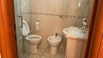 Quarto Duplo Básico | Casa de banho | Um polibã