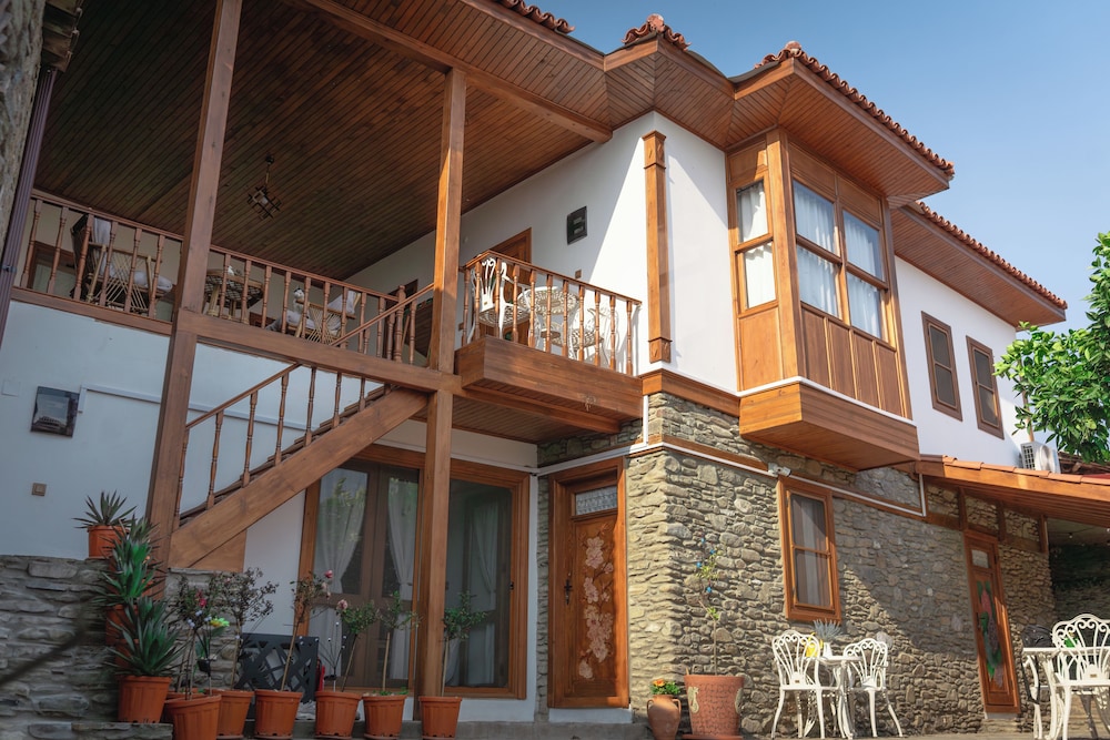 Flora Bi̇rgi̇ Taş Konak - Birgi