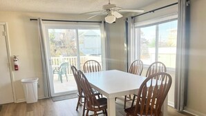 Casa de Férias, várias camas, cozinha, vista para o jardim | Vista do quarto