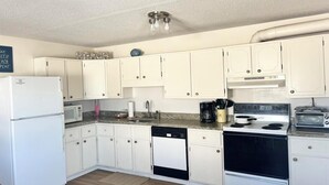 Casa de Férias, várias camas, cozinha, vista para o jardim | Cozinha privada | Uma cafeteira/bule
