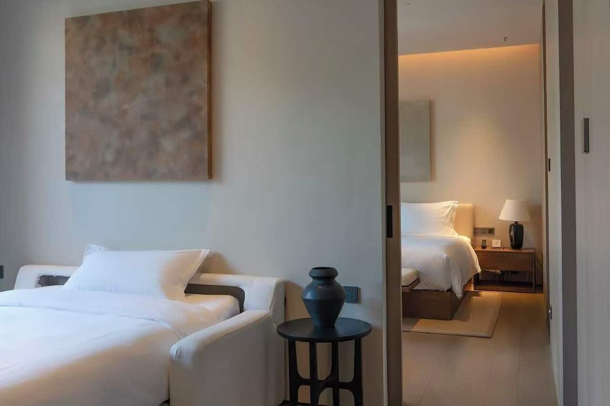 Suite de Luxo, 1 cama king-size e sofá-cama, não fumadores, vista para o pátio | Cofre no quarto, secretária adequada para computadores portáteis