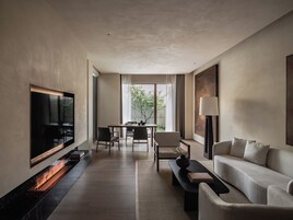 Suite de Luxo, 1 cama king-size, não fumadores, vista para o jardim | Cofre no quarto, secretária adequada para computadores portáteis 