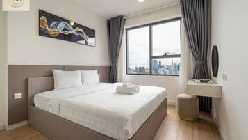 Apartamento de Luxo, 3 quartos, varanda, Vista para a cidade | Roupa de alta qualidade, minibar, com decoração personalizada